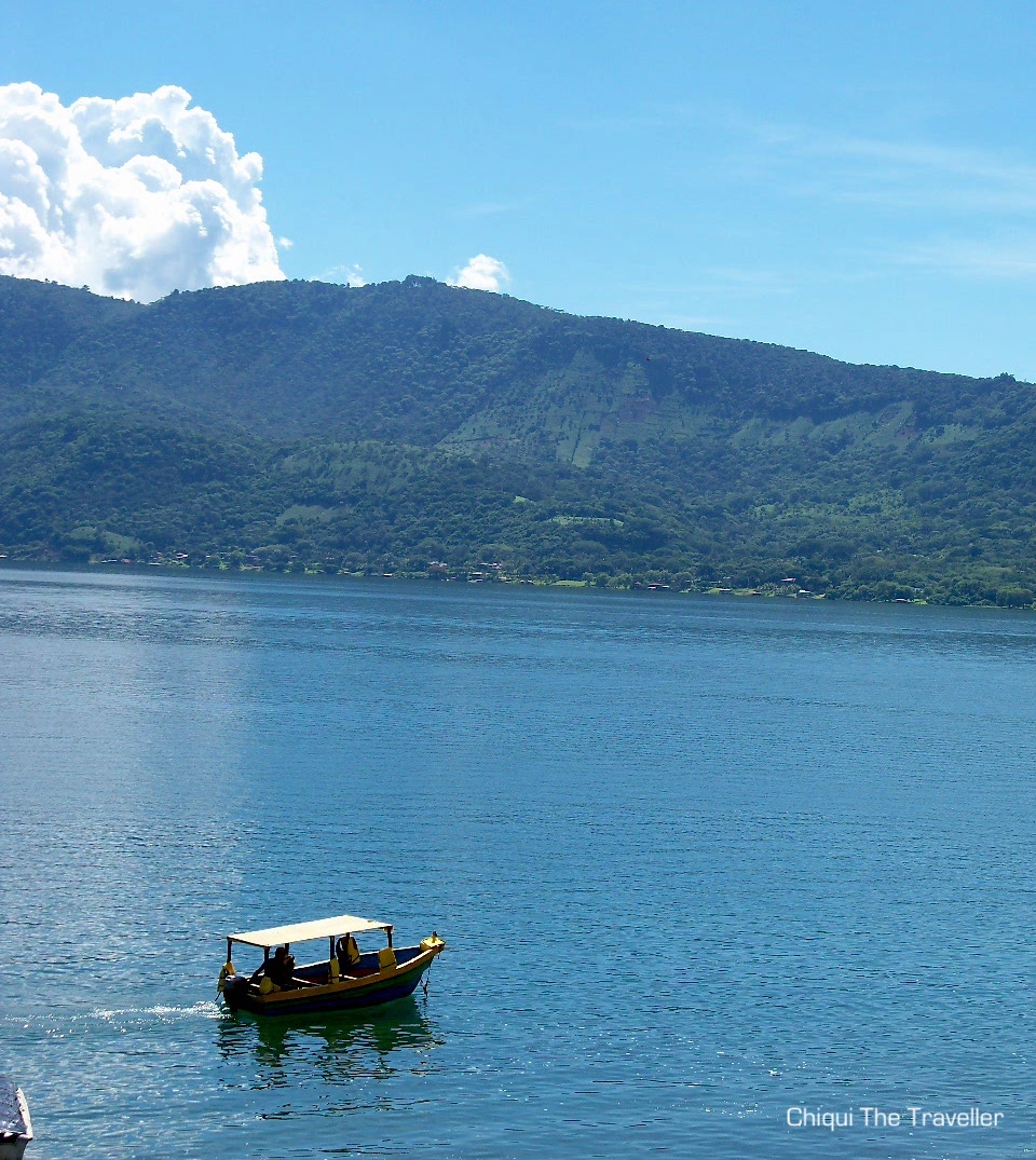 El lago volcánico de Coatepeque - CHIQUI THE TRAVELLER