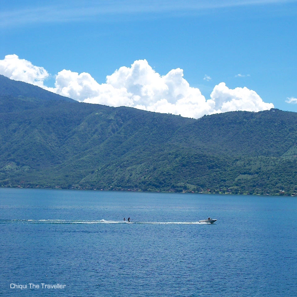 El lago volcánico de Coatepeque - CHIQUI THE TRAVELLER